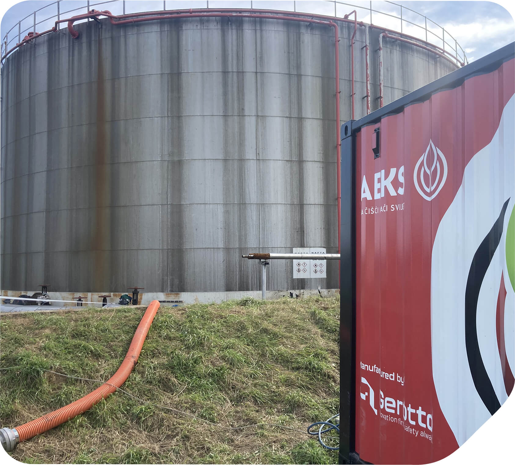 AEKS uses Gerotto tank cleaning system in refinery